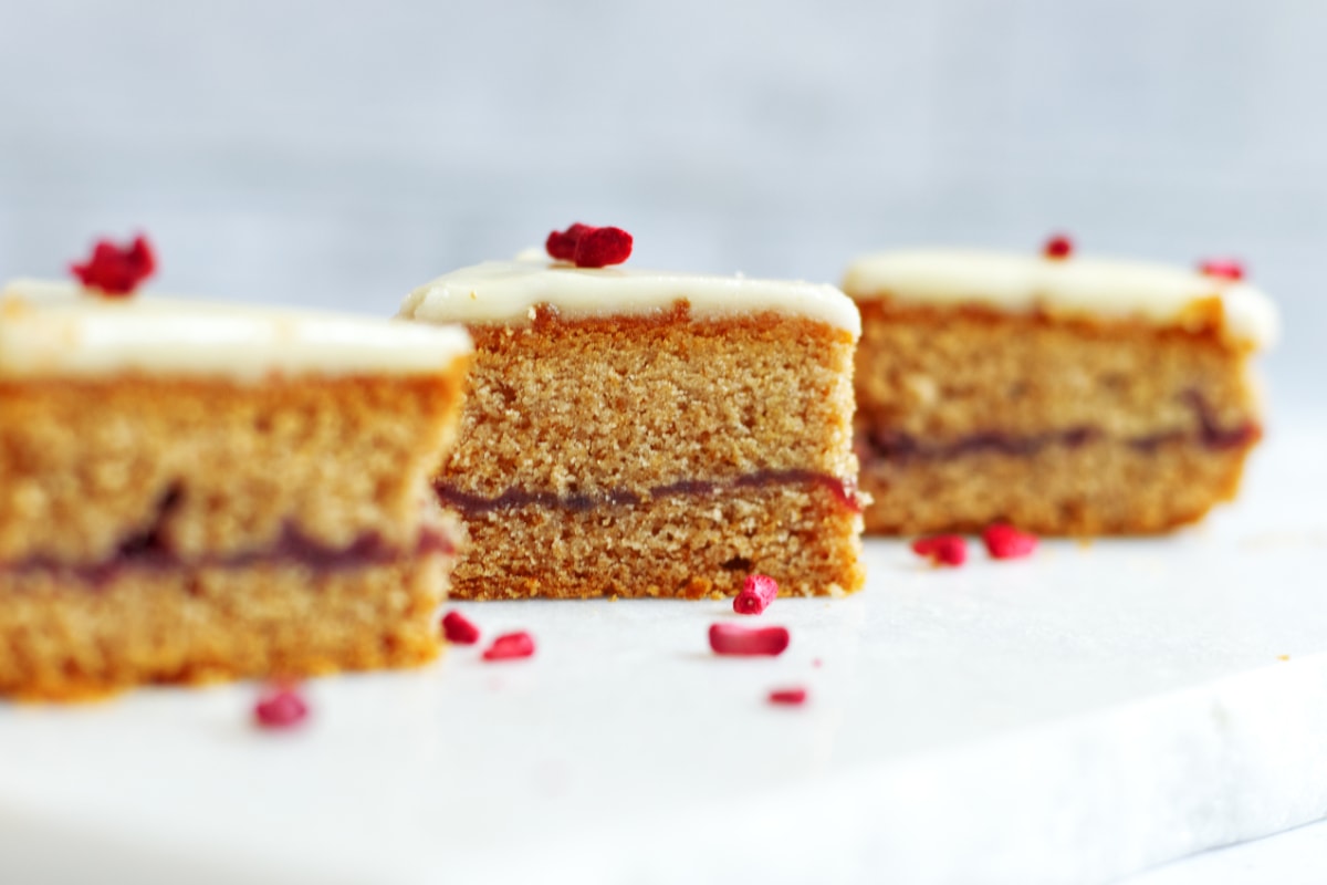 Solbærsnitter med citronglasur - Skal Vi Bage